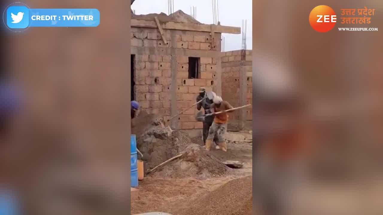 Balu dhone ka desi jugad labours technique for building home watch viral video uppm | मजदूरों ने ...