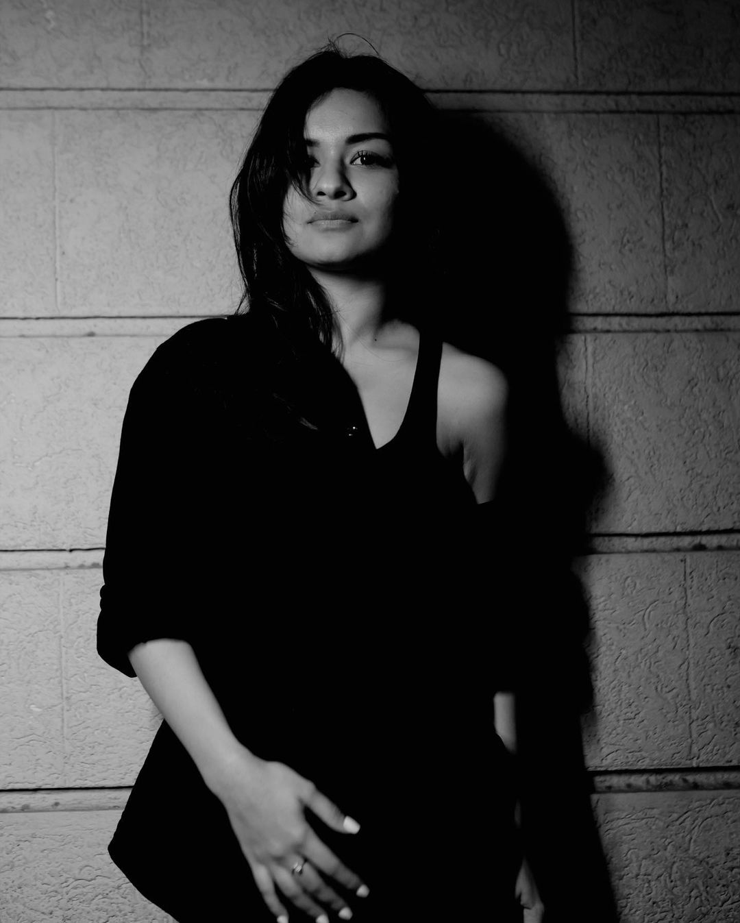 Avneet Kaur shares photos in black dress with pout smzs