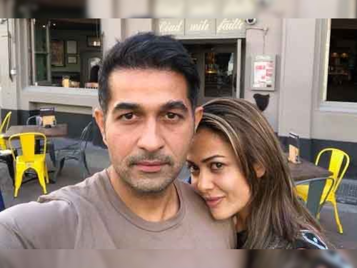 Hansika motwani, amrita arora to smriti irani, bollywood actresses who married to friend husband ...