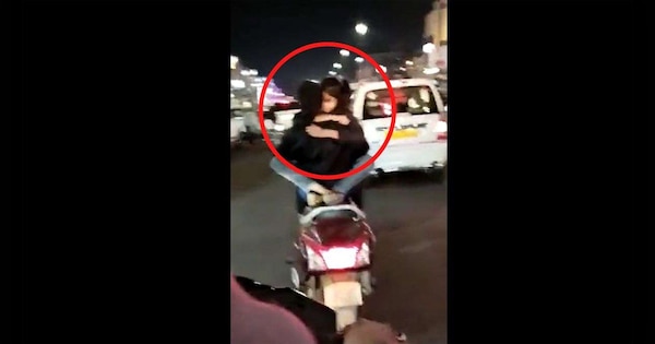 Hazratganj Lucknow Viral video a couple romance viral video on scooty | VIDEO: स्कूटी चलाते वक्त ...