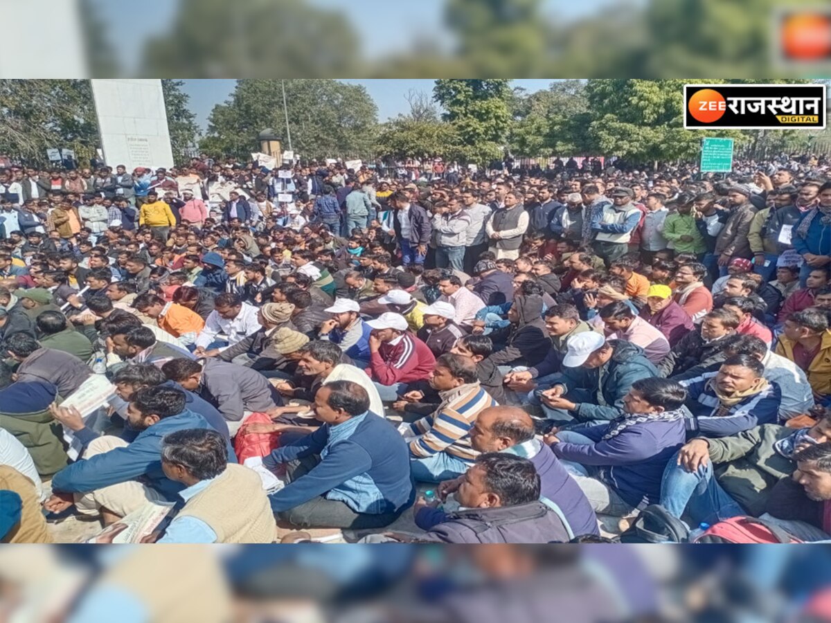 Jaipur Electricity employees protest at the martyr memorial demand for ...