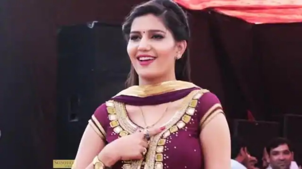 Sapna Choudhary oops moment on stage live show Sapna desi queen sexy hot dance in crowd ...