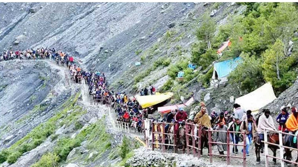 Central government will make 22 km long road for Amarnath pilgrims | बारिश और ठंड में भी अमरनाथ ...