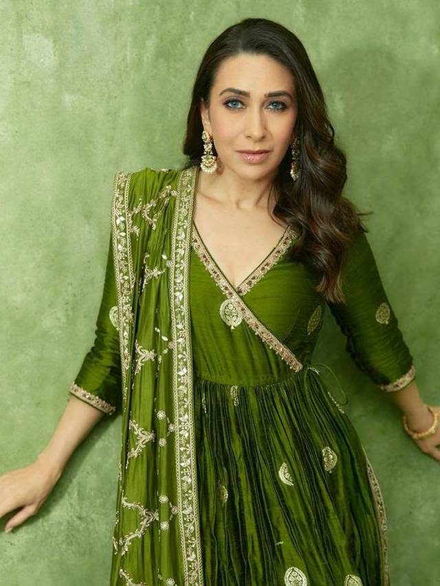 karisma kapoor looks glamorous in traditional dress see pics | Karisma ...