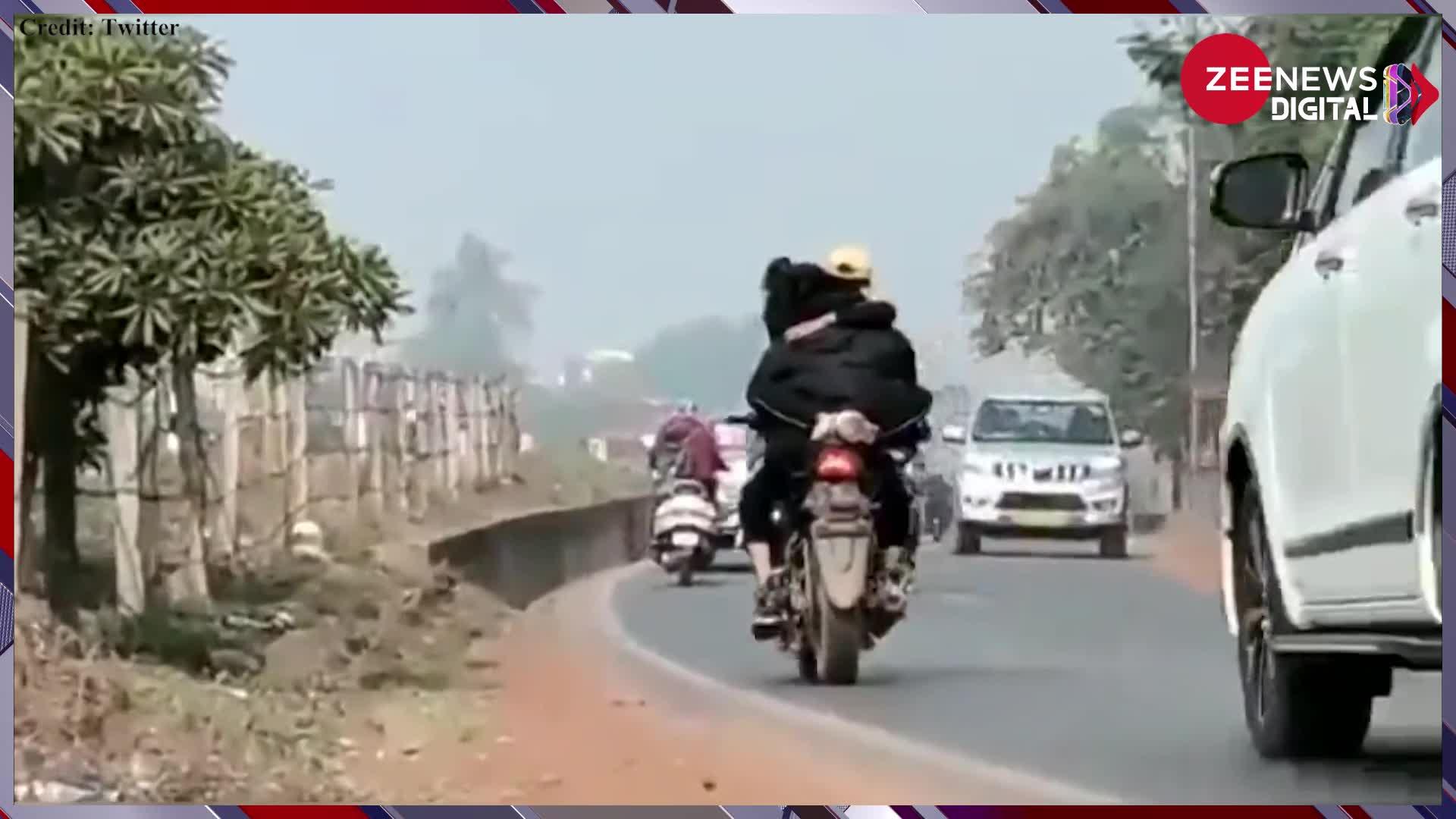 couple romance on bike kissing and hugging each other gone viral both ...