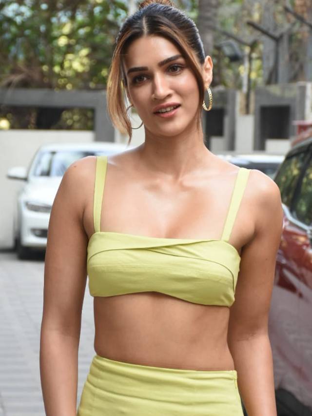 Kriti Sanon looks bold in thigh high slit dress see pics | Kriti Sanon Photo: हाई सिल्ट ड्रेस ...