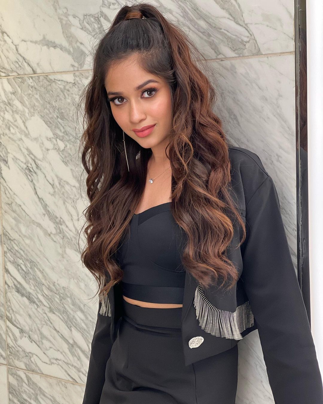 Jannat Zubair Shares photos in black saree Photos goes viral smzs