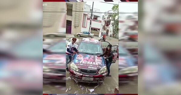 Shahrukh khan Pathaan latest update couple wraped their car with pathan ...