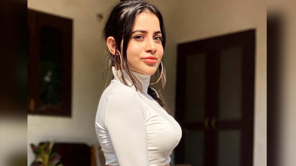 Urfi Javed father tortured her physically and mentally for 2 years smzs