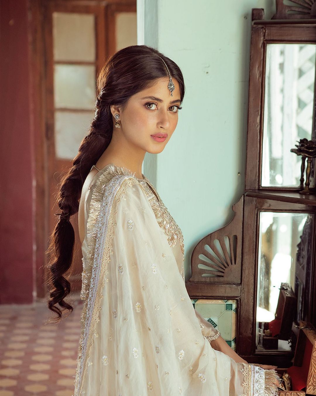 Sajal Ali shares nice photos in white shirt photos goes viral on internet smzs