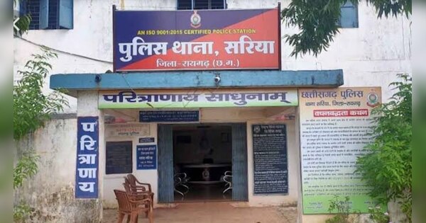 Chhattisgarh News Pakistan flag at fruit seller house in Sarangarh ghar ...