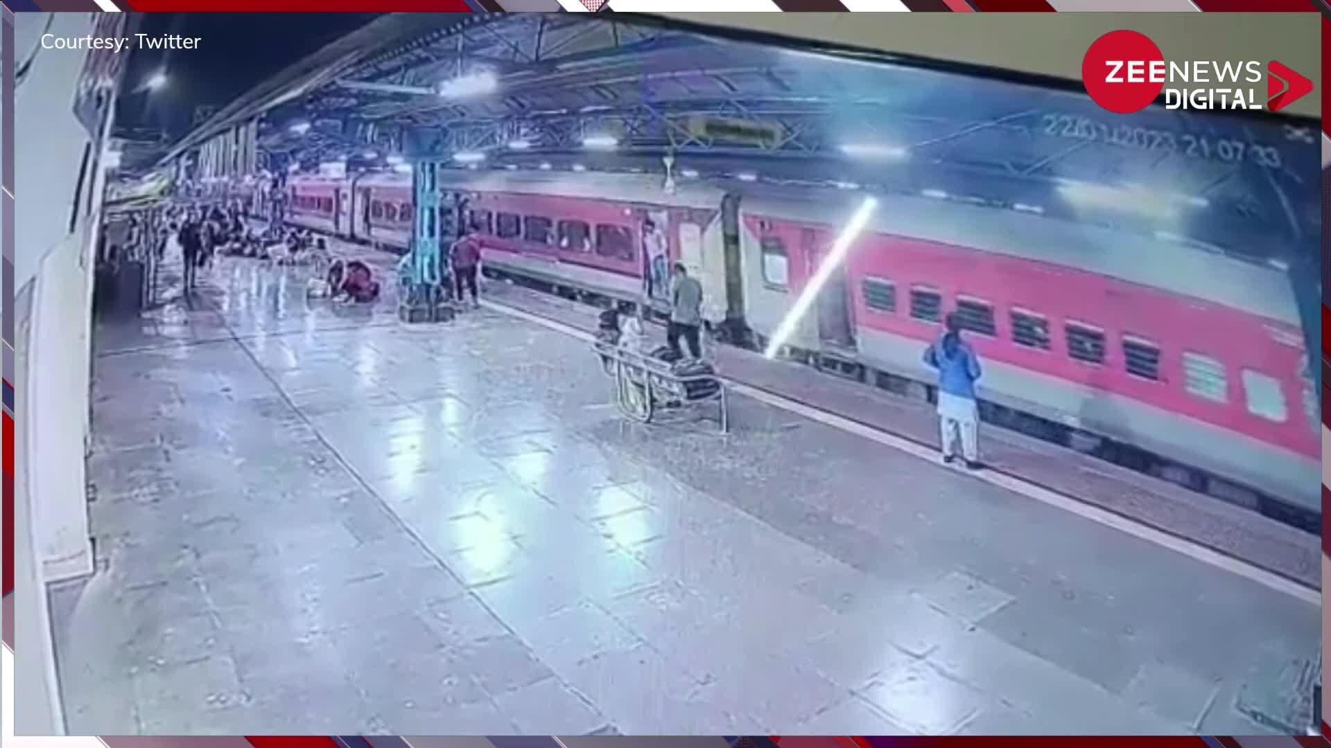 viral man legs slipped while boarding the running train woman police ...