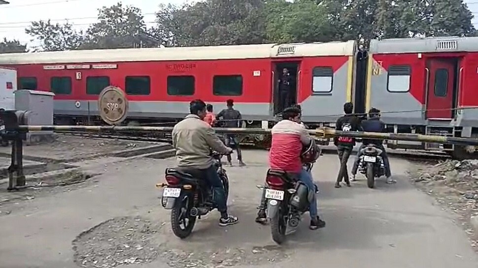 Barabanki railway crossing of banki railway crossing created problem for people know whole ...