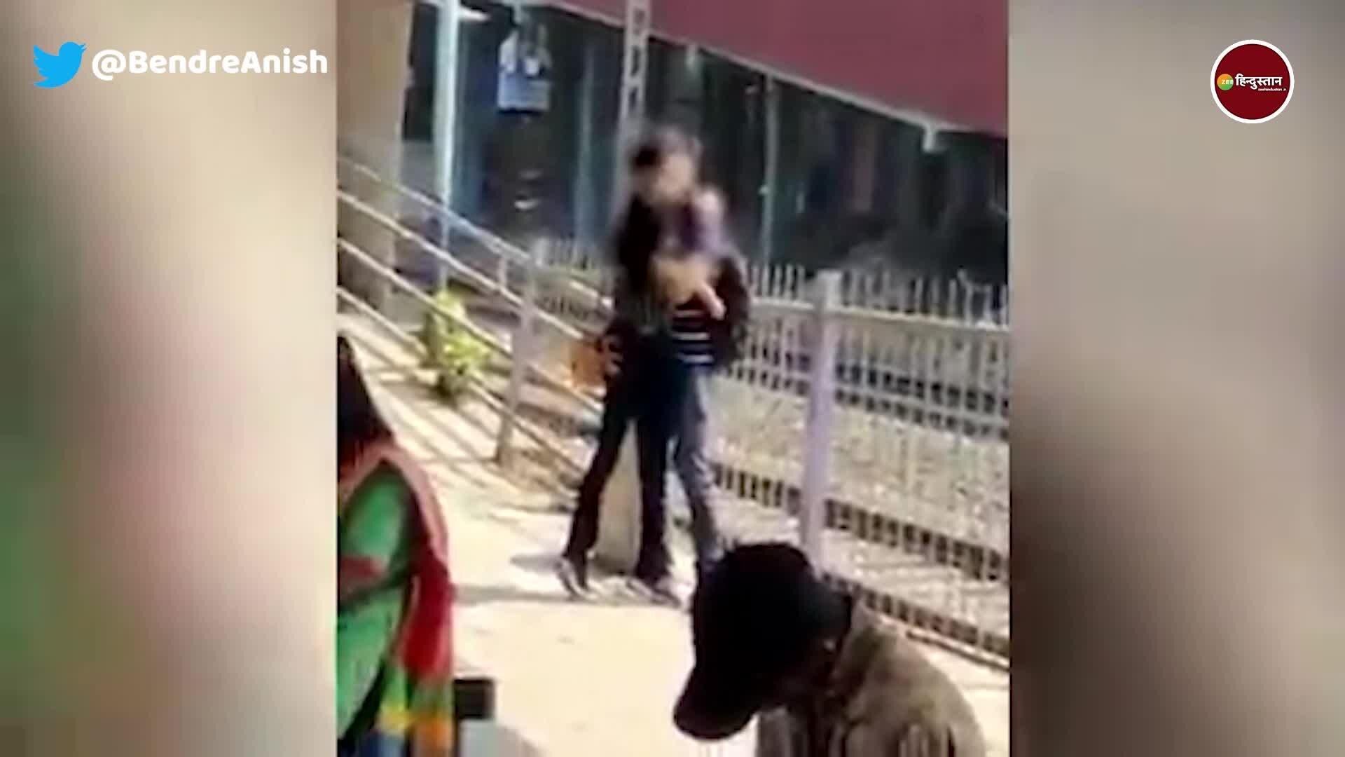 mumbai couple seen kissing at dombivali station video went viral | Railway Station पर कपल का ...