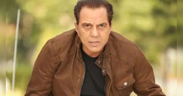 Angry Dharmendra thrashed two journalists, read the reason | जब हेमा के ...