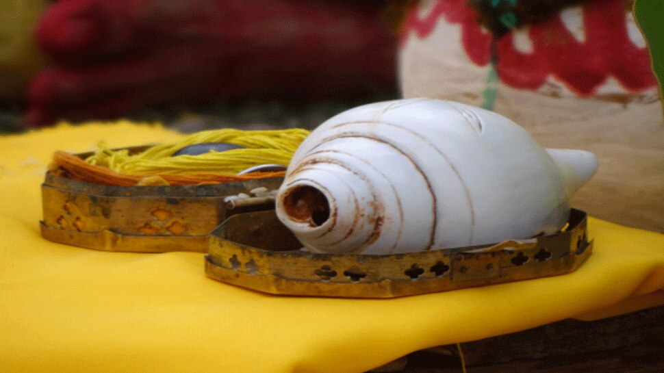 shankh ke vastu upay do these remedy in puja ghar maa laxmi and kuber ...