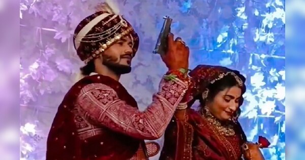 Groom firing with revolver on wedding stage bride got scared in viral दूल्हे ने अचानक निकाली ...