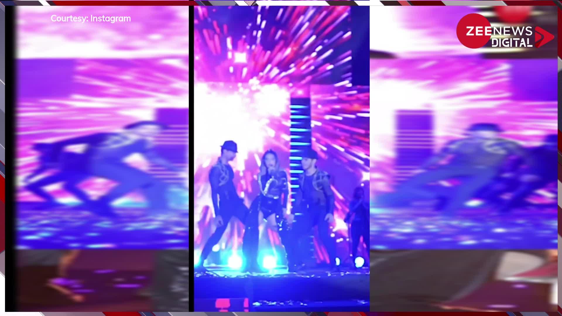 singer Neha Bhasin looks super sexy wears only net bra during live ...