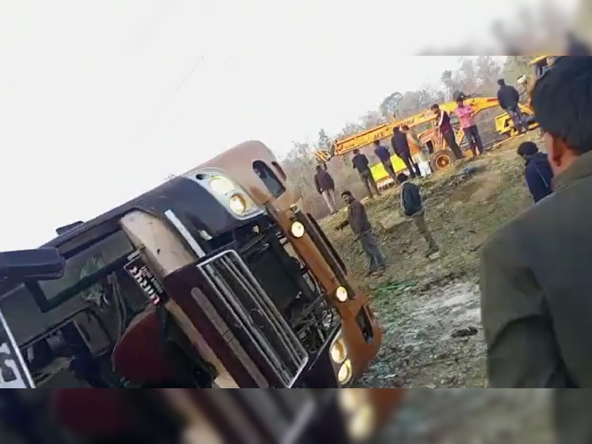 Bus Accident In Sagar Sleeper Bus Overturned in Niwar Ghati Going From Indore to Chhatarpur Many ...