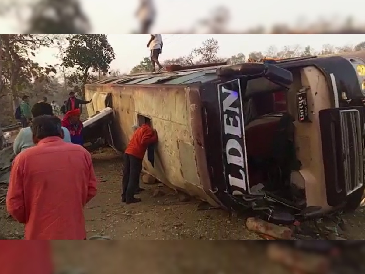 Bus Accident In Sagar Sleeper Bus Overturned in Niwar Ghati Going From Indore to Chhatarpur Many ...
