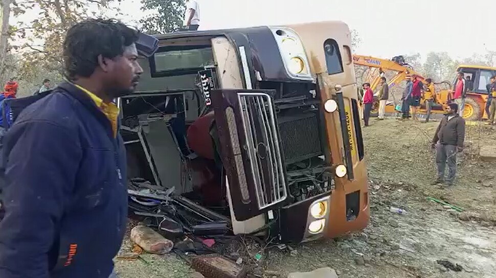 Bus Accident In Sagar Sleeper Bus Overturned in Niwar Ghati Going From Indore to Chhatarpur Many ...
