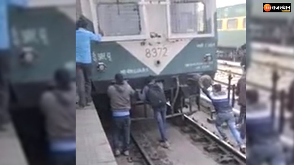 Bareilly Junction people push the train video viral | Viral Video ...