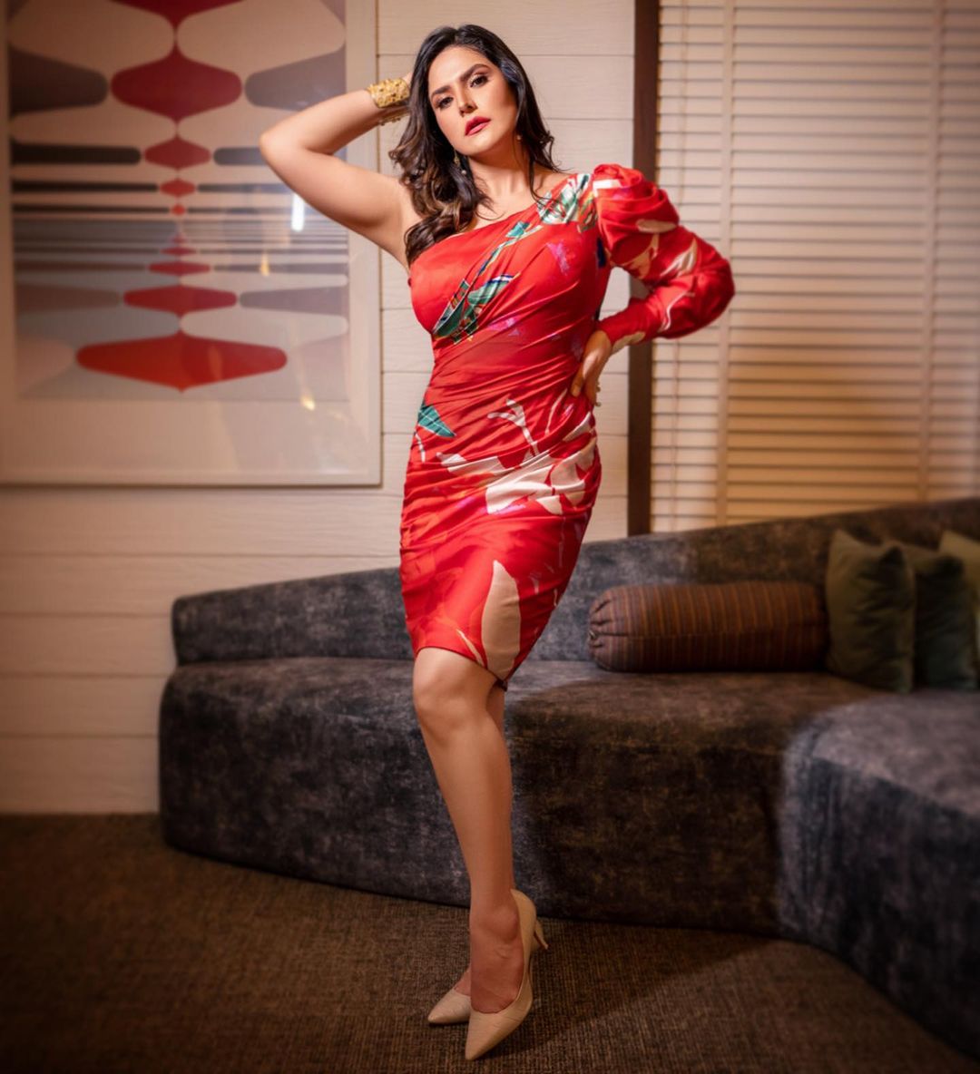 zareen khan shares latest photo shoot on insta in red outfit pics viral ...
