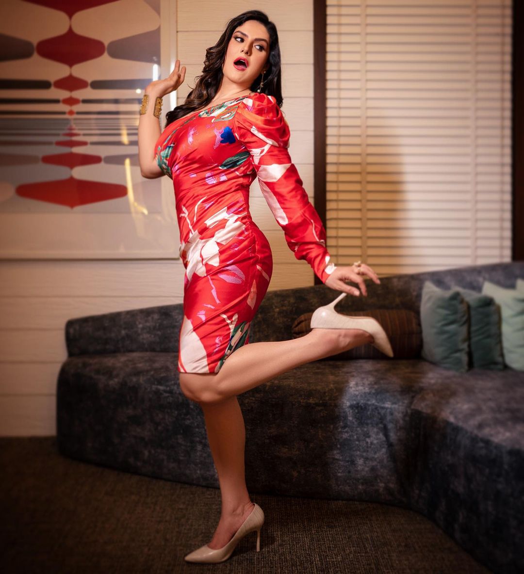 zareen khan shares latest photo shoot on insta in red outfit pics viral ...