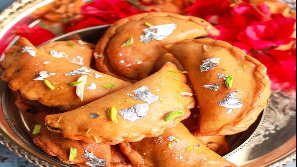 Holi 2023 feed Apple Gujiya to guests instead of simple Gujiya | Holi ...