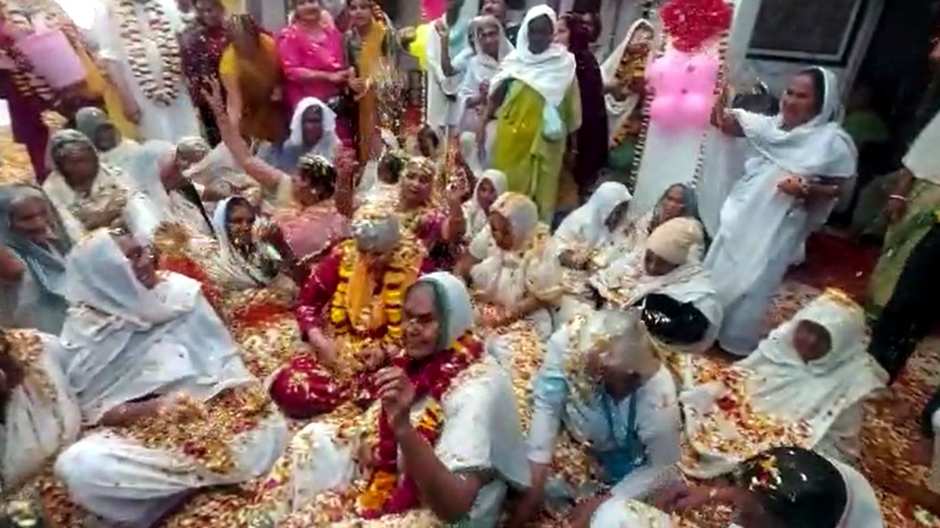 Holi 2023 Mathura celebrated in Shri Krishna city Mathura widow women played Holi fiercely ...