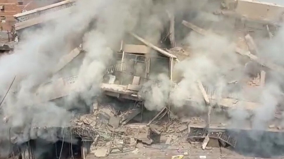 Delhi 3 story building collapsed fire in transport godown fire accident ...