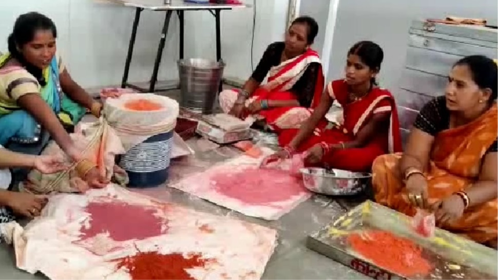 durg women of self-help groups herbal gulal from vegetable and flower ...