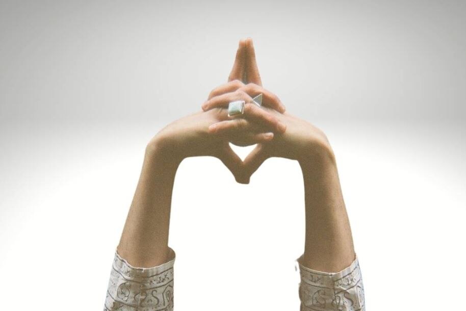 These Five hand postures can make any person powerful and rich, Hand ...