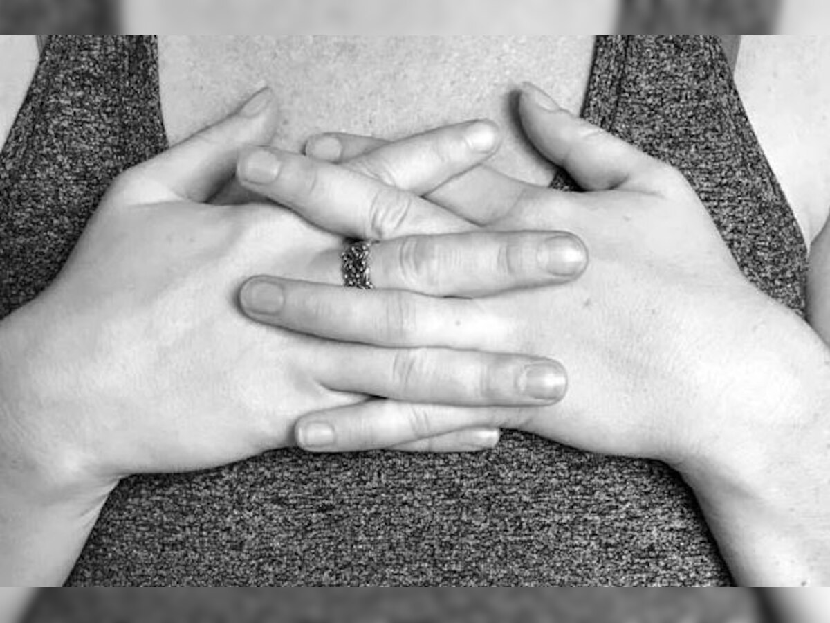 These Five hand postures can make any person powerful and rich, Hand ...