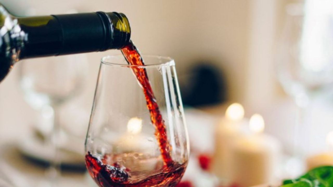 Drinking Habits: ୱାଇନ ପେଗ୍ ବନାଉଥିବା ବେଳେ କରୁନାହାଁନ୍ତି ତ ଏହି ଭୁଲ ...