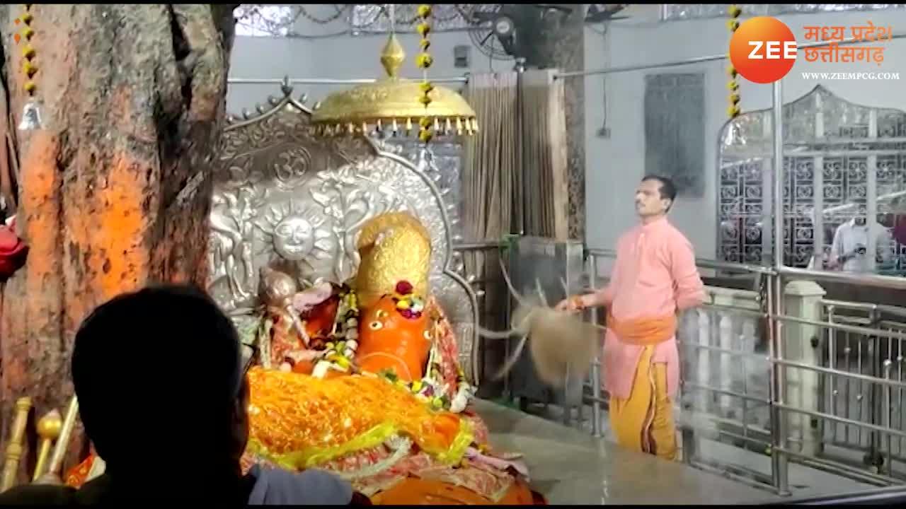 chhindwara jamsavli hanuman mandir cobra snake wrapped woman hand aarti ...