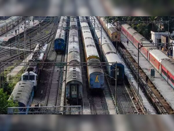 India Largest Railway Junction Trains run all the time at Mathura ...