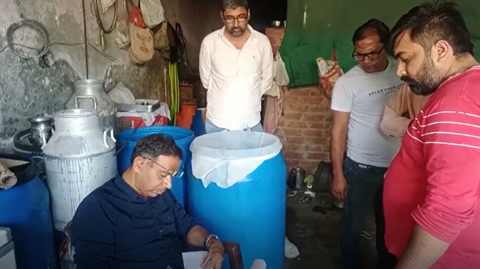 Fatehabad CM Flying Raid on milk dairy running without license got milk ...