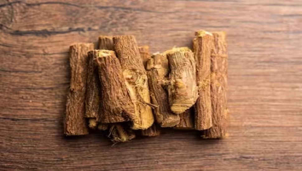 Mulethi root Health benefits its a ayurvedic Medicine to cure many ...