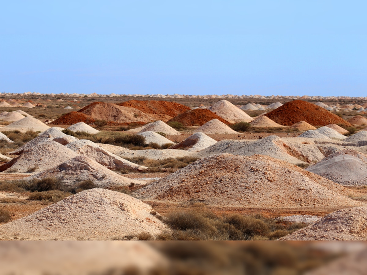 australian city coober pedy people live in underground homes opal mine ...