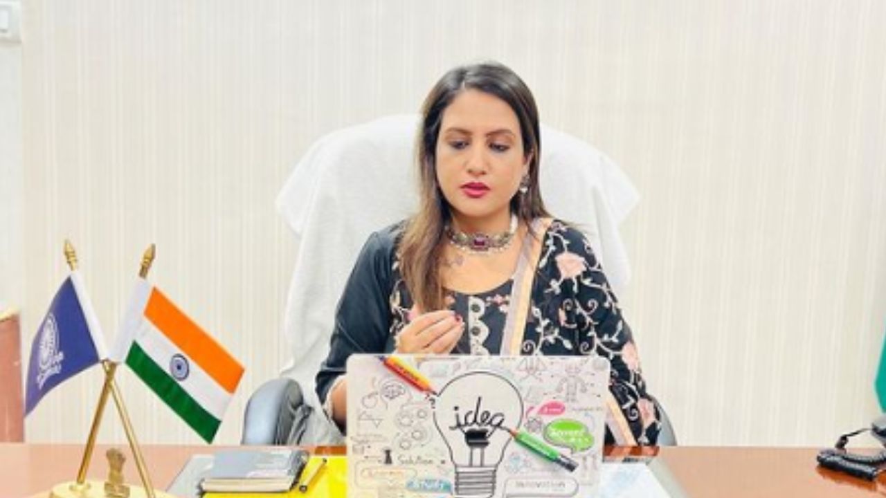 IAS Sonal Goyal ramp walk video in red saree went viral IASOWA Fashion ...