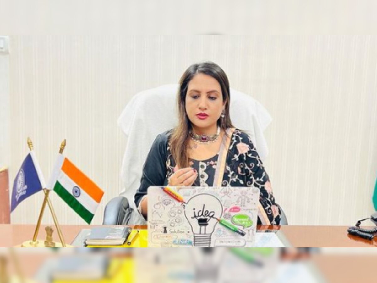 IAS Sonal Goyal ramp walk video in red saree went viral IASOWA Fashion ...