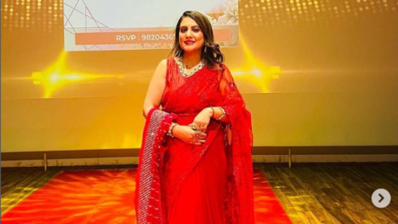 IAS Sonal Goyal ramp walk video in red saree went viral IASOWA Fashion ...
