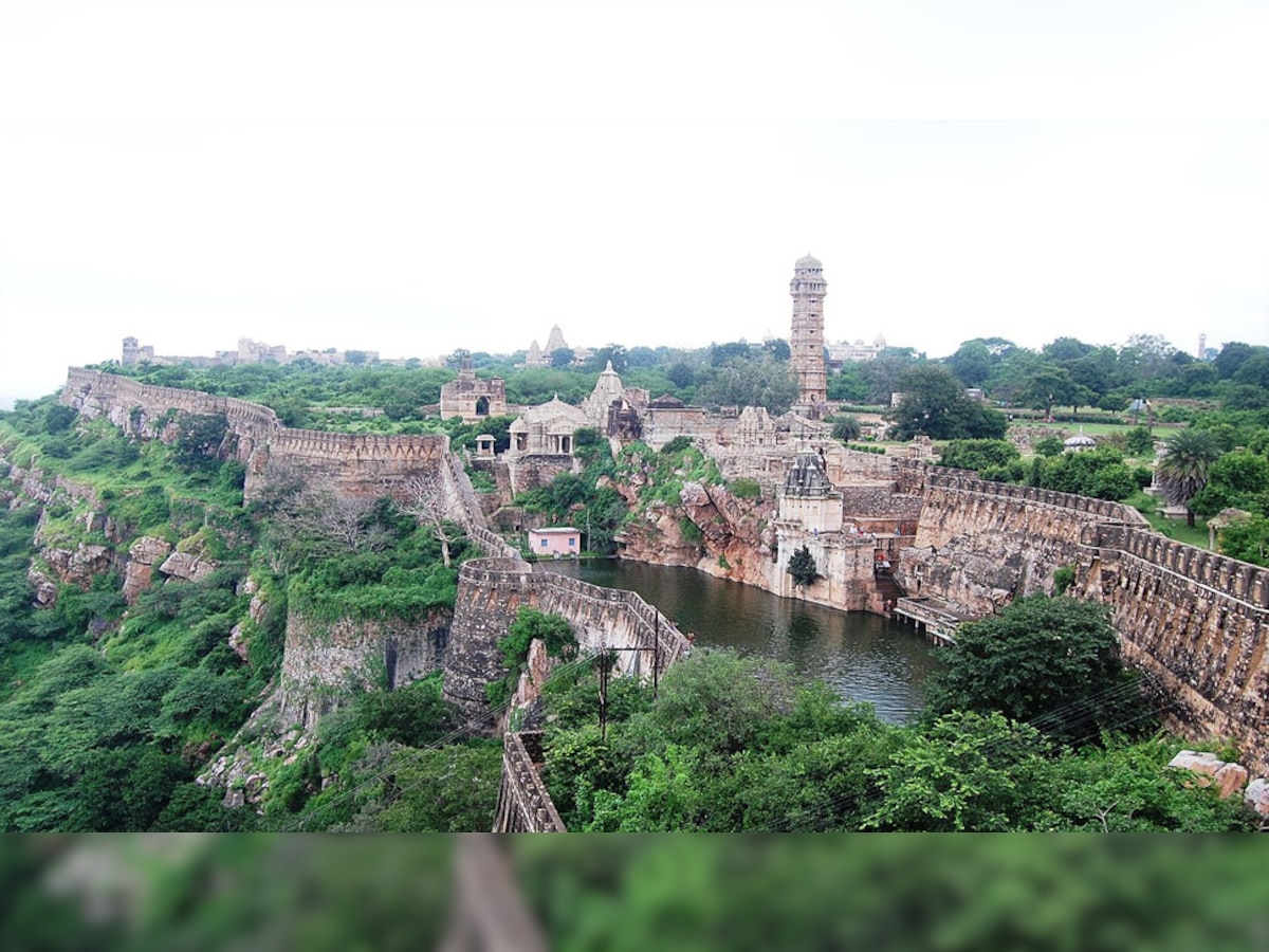 Mughal Dynasty Battle Of Chittorgarth Fort Akbar Isar Das chauhan war ...