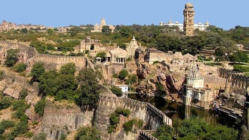 Mughal Dynasty Battle Of Chittorgarth Fort Akbar Isar Das chauhan war ...