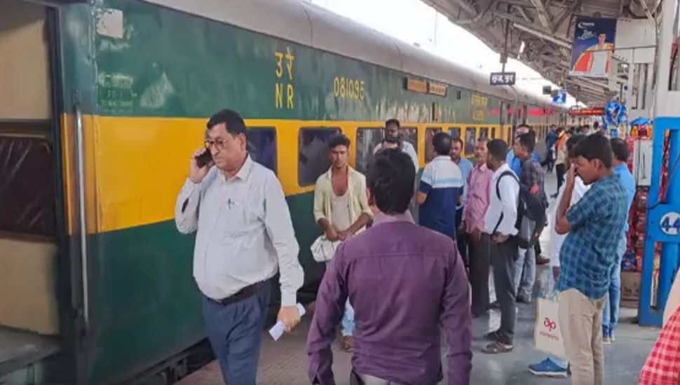 Garib Rath Express was about to leave for Anand Vihar then fire broke ...