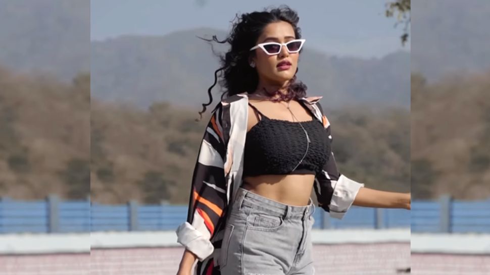 Garima Chaurasia rocked open hair half cut jeans | Gima Ashi : खूले बाल ...