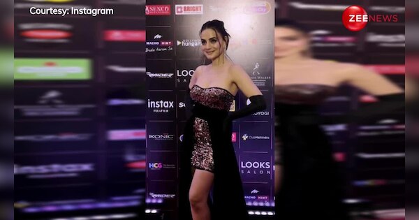 gadar 2 sakina aka ameesha patel flaunts hot cleavage in off shoulder dress leave malaika arora ...