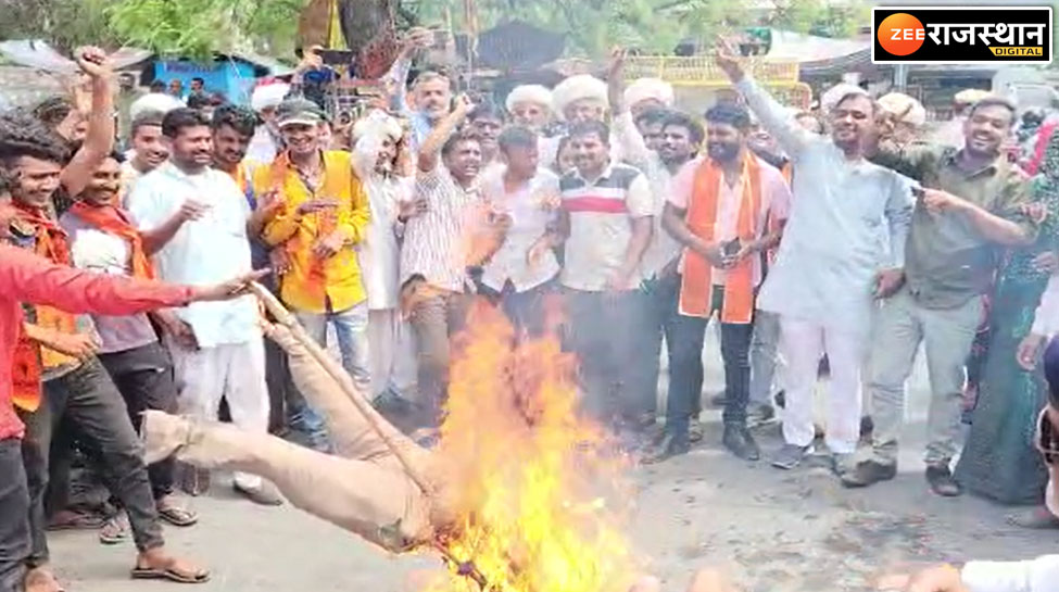 Jalore Villagers burnt effigy of Tehsildar while protesting |जालोर में ...