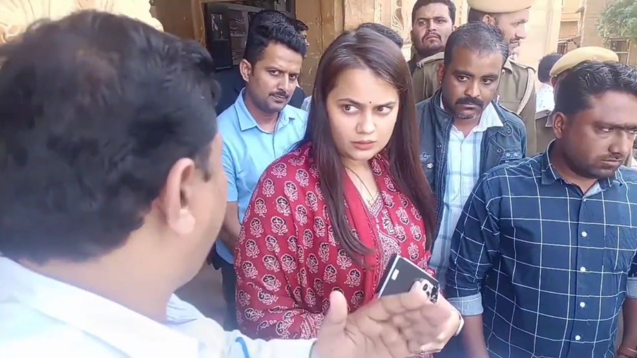 IAS Tina Dabi When a woman reached in front of IAS with problem IAS ...